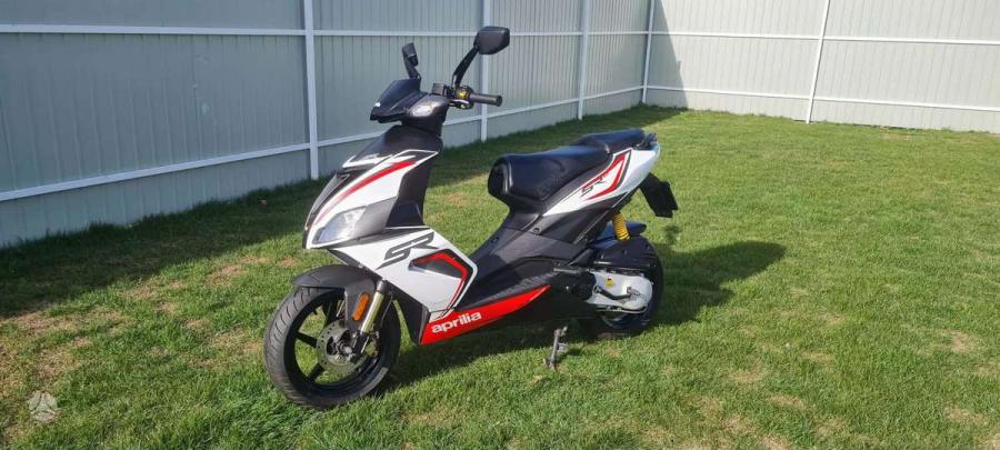 White Aprilia SR 2017 in Kazlu Ruda, with an engine capacity of 49.00 L and mileage of 16 thousand km for 1700 €, photo 1 on AUTOMOTO.COM.LV