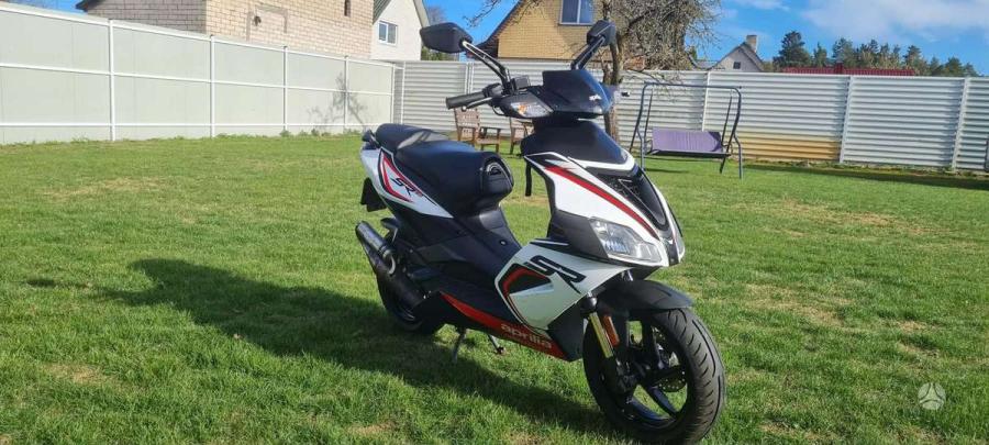White Aprilia SR 2017 in Kazlu Ruda, with an engine capacity of 49.00 L and mileage of 16 thousand km for 1700 €, photo 3 on AUTOMOTO.COM.LV