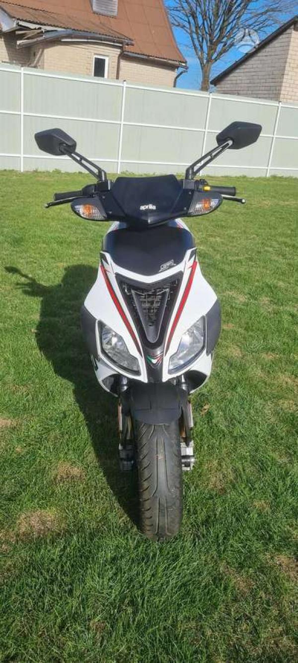 White Aprilia SR 2017 in Kazlu Ruda, with an engine capacity of 49.00 L and mileage of 16 thousand km for 1700 €, photo 3 on AUTOMOTO.COM.LV