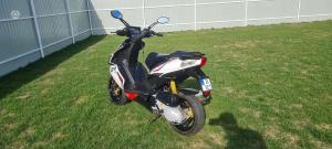 White Aprilia SR 2017 in Kazlu Ruda, with an engine capacity of 49.00 L and mileage of 16 thousand km for 1700 €, photo 6 on AUTOMOTO.COM.LV