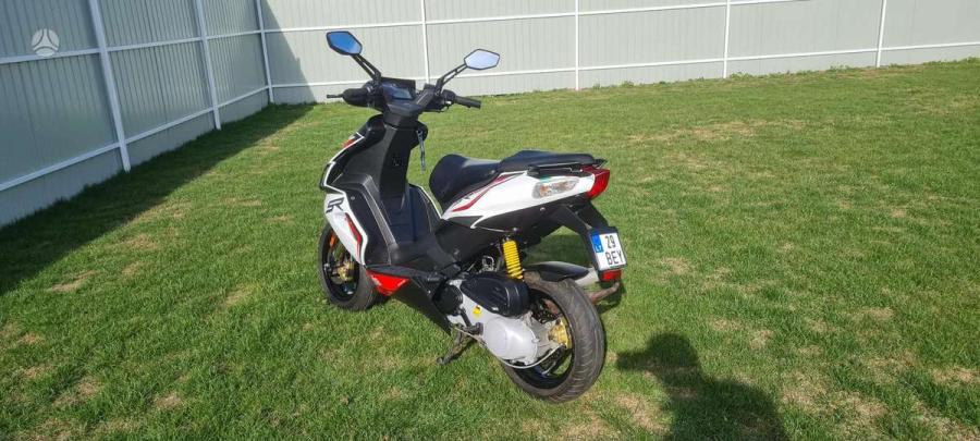 White Aprilia SR 2017 in Kazlu Ruda, with an engine capacity of 49.00 L and mileage of 16 thousand km for 1700 €, photo 6 on AUTOMOTO.COM.LV