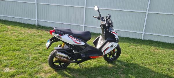 White Aprilia SR 2017 in Kazlu Ruda, with an engine capacity of 49.00 L and mileage of 16 thousand km for 1700 €, photo 6 on AUTOMOTO.COM.LV