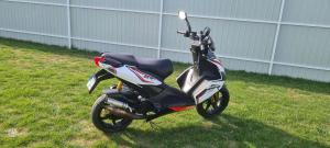 White Aprilia SR 2017 in Kazlu Ruda, with an engine capacity of 49.00 L and mileage of 16 thousand km for 1700 €, photo 7 on AUTOMOTO.COM.LV