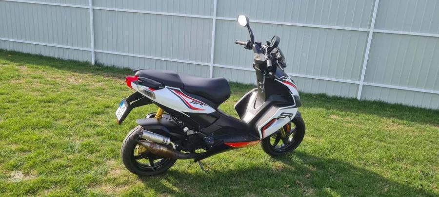 White Aprilia SR 2017 in Kazlu Ruda, with an engine capacity of 49.00 L and mileage of 16 thousand km for 1700 €, photo 7 on AUTOMOTO.COM.LV