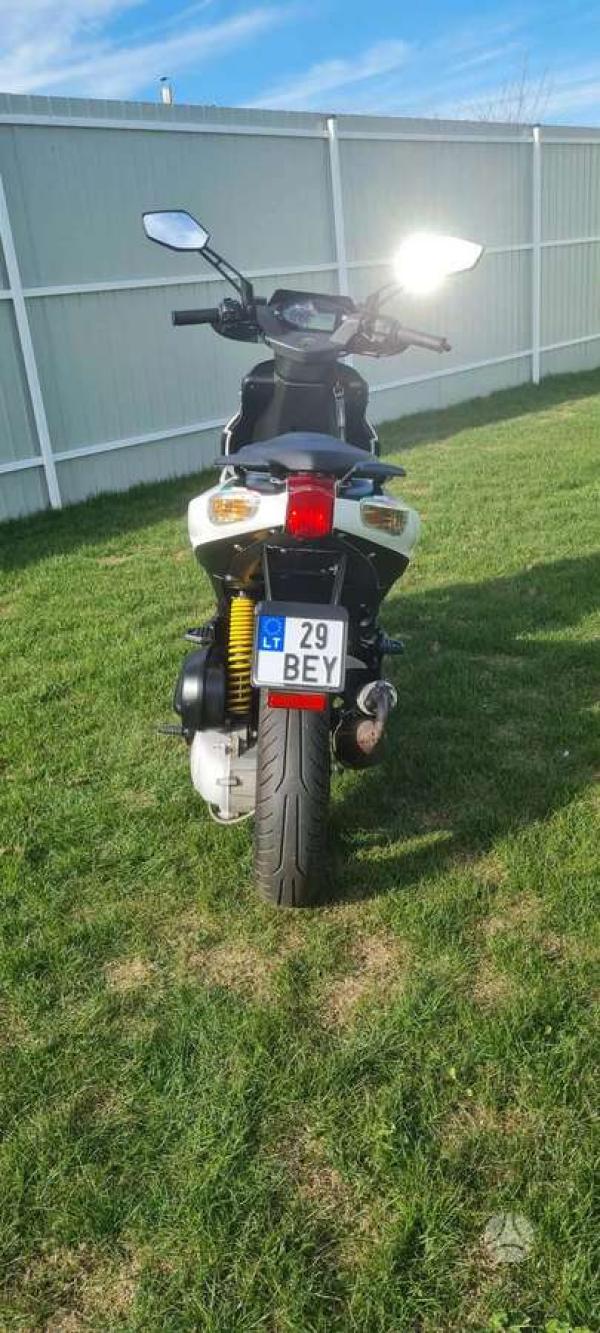 White Aprilia SR 2017 in Kazlu Ruda, with an engine capacity of 49.00 L and mileage of 16 thousand km for 1700 €, photo 7 on AUTOMOTO.COM.LV
