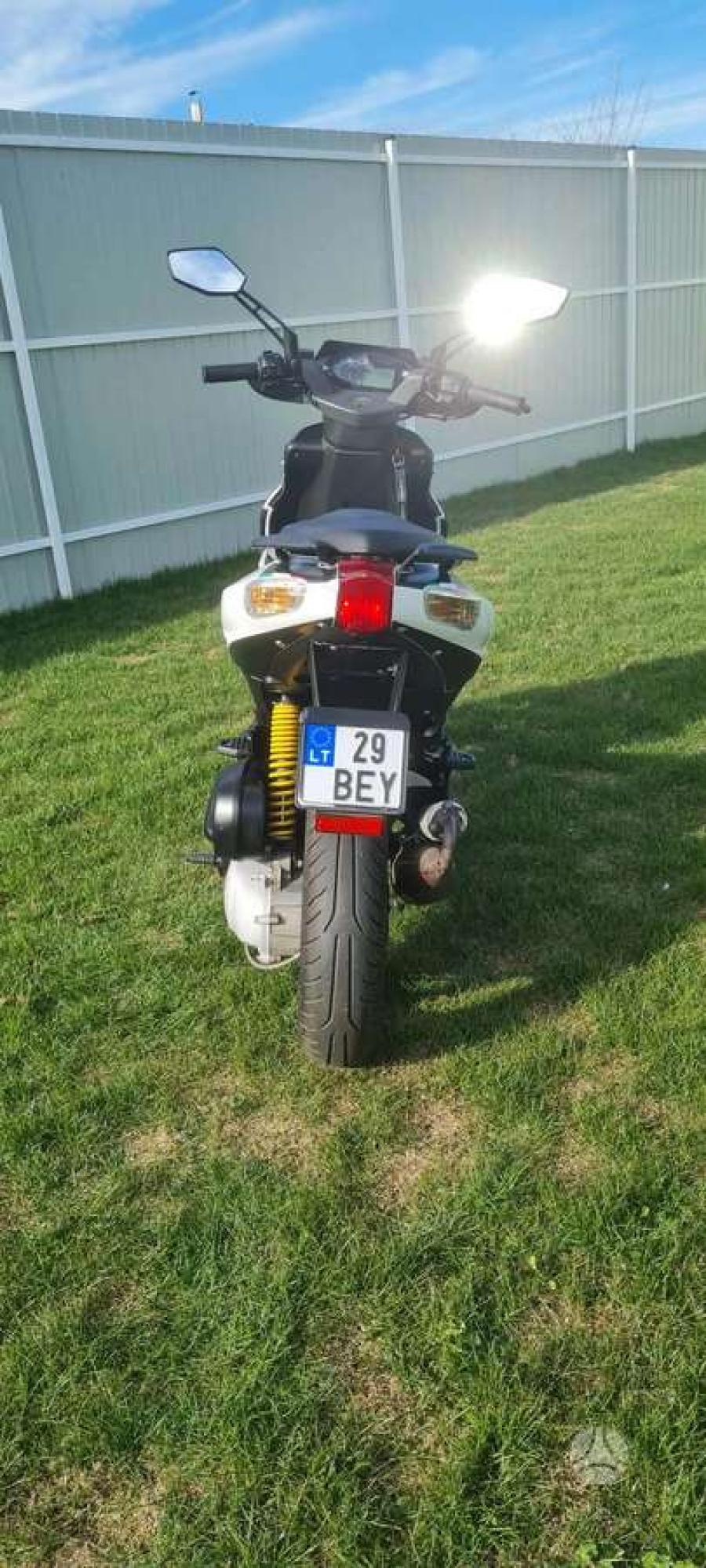 White Aprilia SR 2017 in Kazlu Ruda, with an engine capacity of 49.00 L and mileage of 16 thousand km for 1700 €, photo 8 on AUTOMOTO.COM.LV