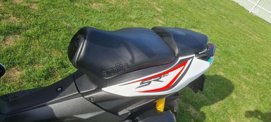 White Aprilia SR 2017 in Kazlu Ruda, with an engine capacity of 49.00 L and mileage of 16 thousand km for 1700 €, photo 9 on AUTOMOTO.COM.LV