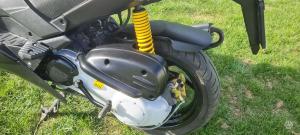 White Aprilia SR 2017 in Kazlu Ruda, with an engine capacity of 49.00 L and mileage of 16 thousand km for 1700 €, photo 10 on AUTOMOTO.COM.LV