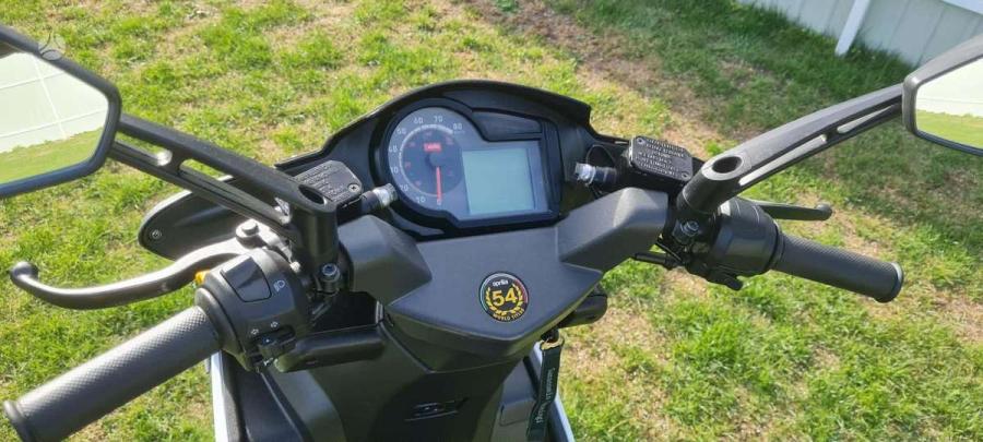 White Aprilia SR 2017 in Kazlu Ruda, with an engine capacity of 49.00 L and mileage of 16 thousand km for 1700 €, photo 12 on AUTOMOTO.COM.LV