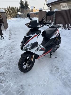 Balts Aprilia SR 2018 Prienai, ar dzinēja tilpumu 0.05 L un nobraukumu 12 tūkst. km par 1950 €, foto 2 vietnē AUTOMOTO.COM.LV