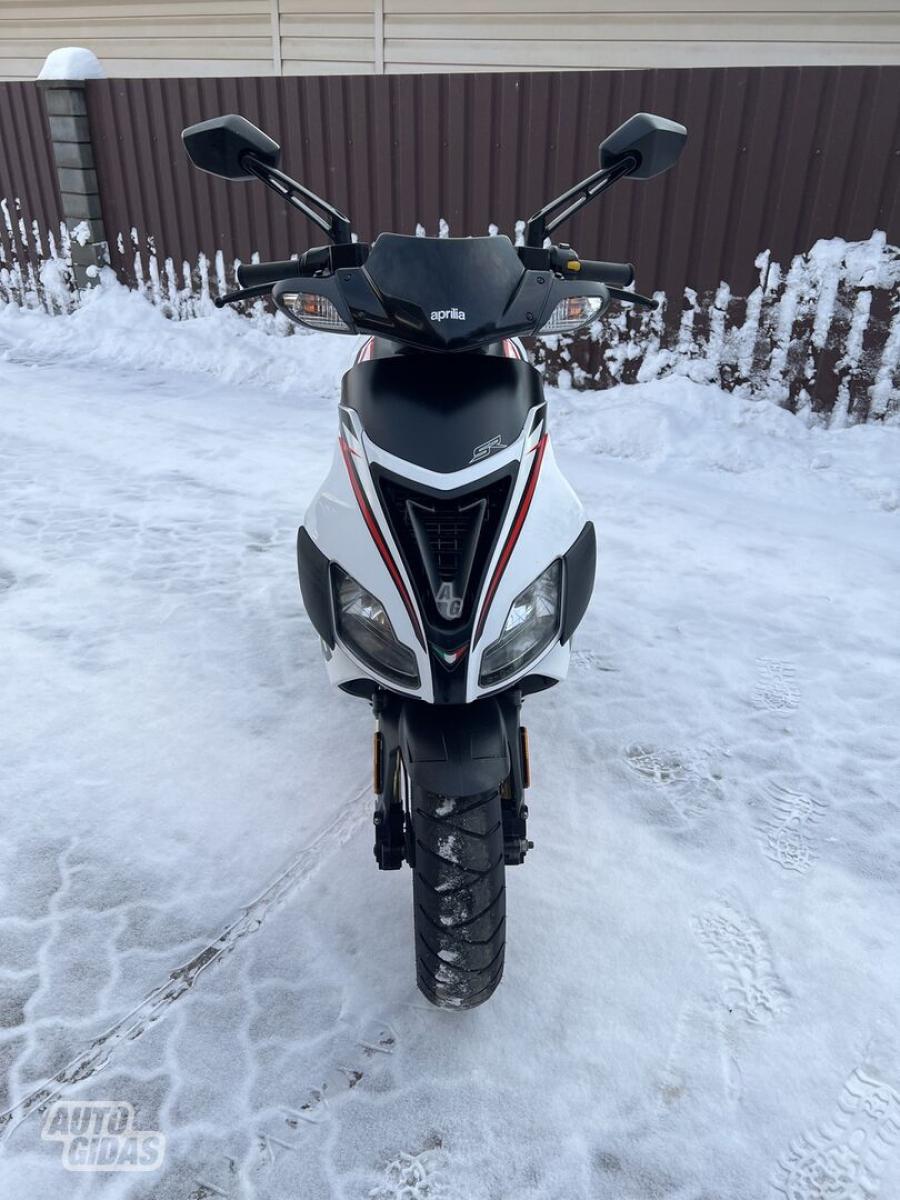 Balts Aprilia SR 2018 Prienai, ar dzinēja tilpumu 0.05 L un nobraukumu 12 tūkst. km par 1950 €, foto 3 vietnē AUTOMOTO.COM.LV
