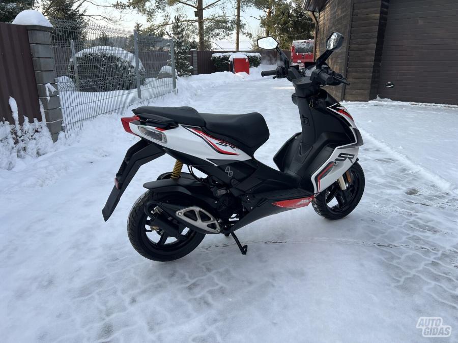 Balts Aprilia SR 2018 Prienai, ar dzinēja tilpumu 0.05 L un nobraukumu 12 tūkst. km par 1950 €, foto 5 vietnē AUTOMOTO.COM.LV