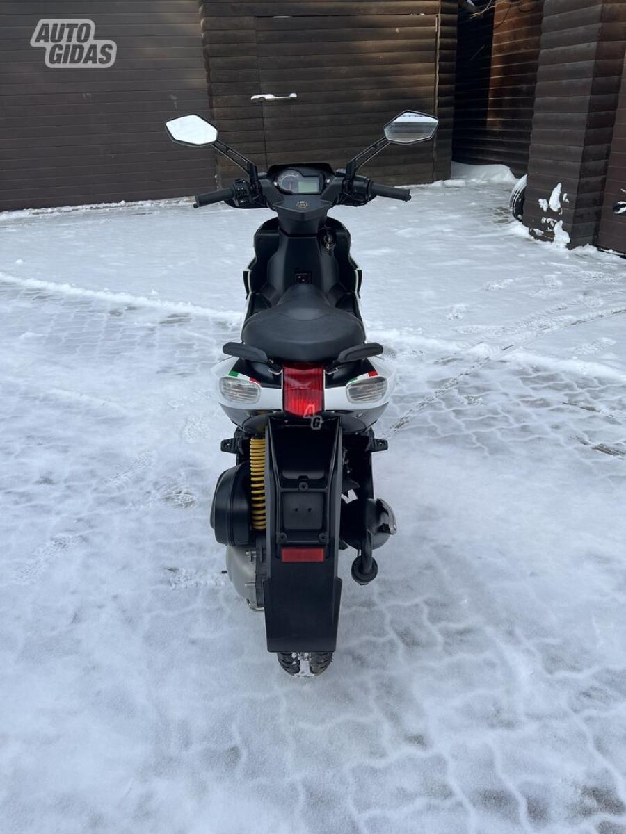 Balts Aprilia SR 2018 Prienai, ar dzinēja tilpumu 0.05 L un nobraukumu 12 tūkst. km par 1950 €, foto 6 vietnē AUTOMOTO.COM.LV