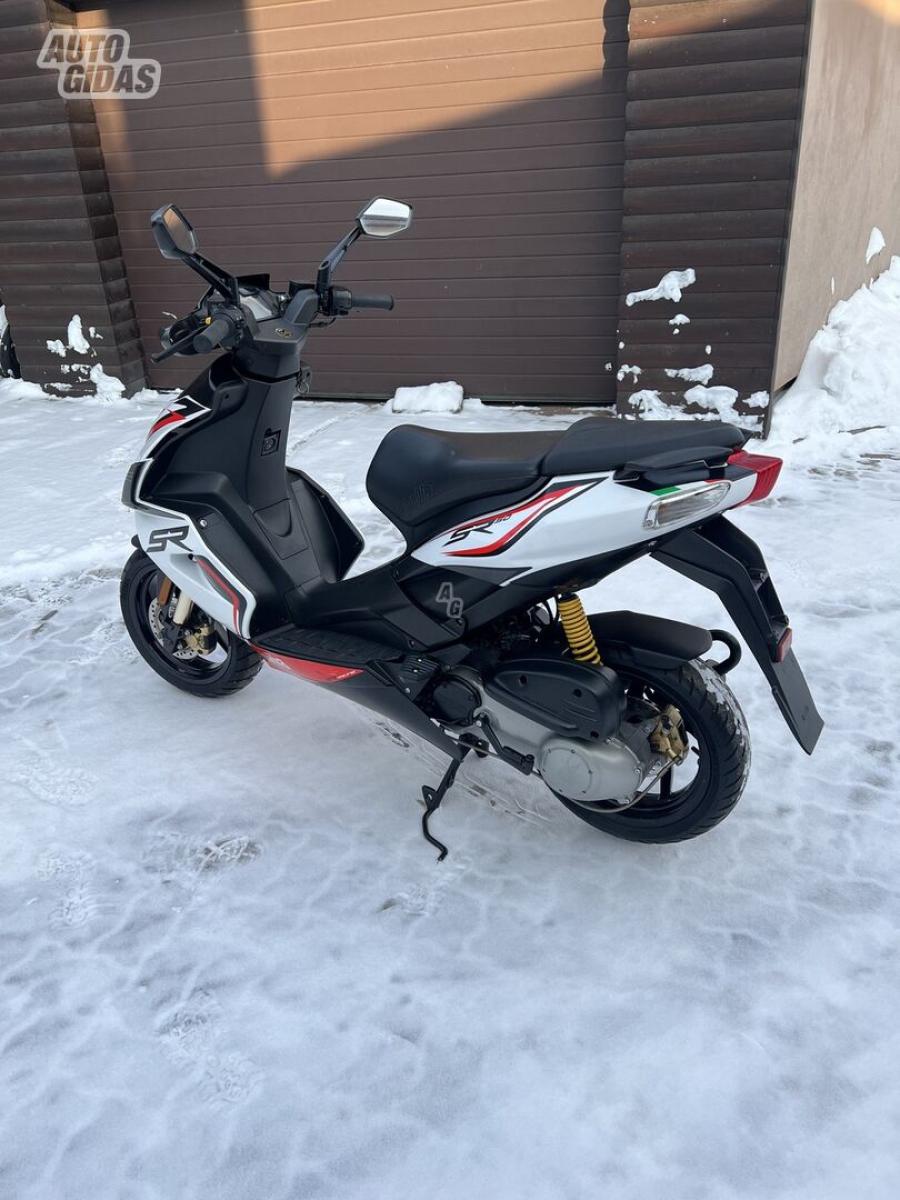 Balts Aprilia SR 2018 Prienai, ar dzinēja tilpumu 0.05 L un nobraukumu 12 tūkst. km par 1950 €, foto 7 vietnē AUTOMOTO.COM.LV
