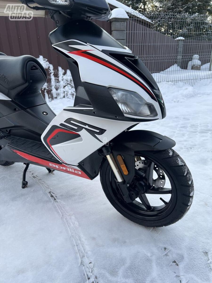 Balts Aprilia SR 2018 Prienai, ar dzinēja tilpumu 0.05 L un nobraukumu 12 tūkst. km par 1950 €, foto 12 vietnē AUTOMOTO.COM.LV