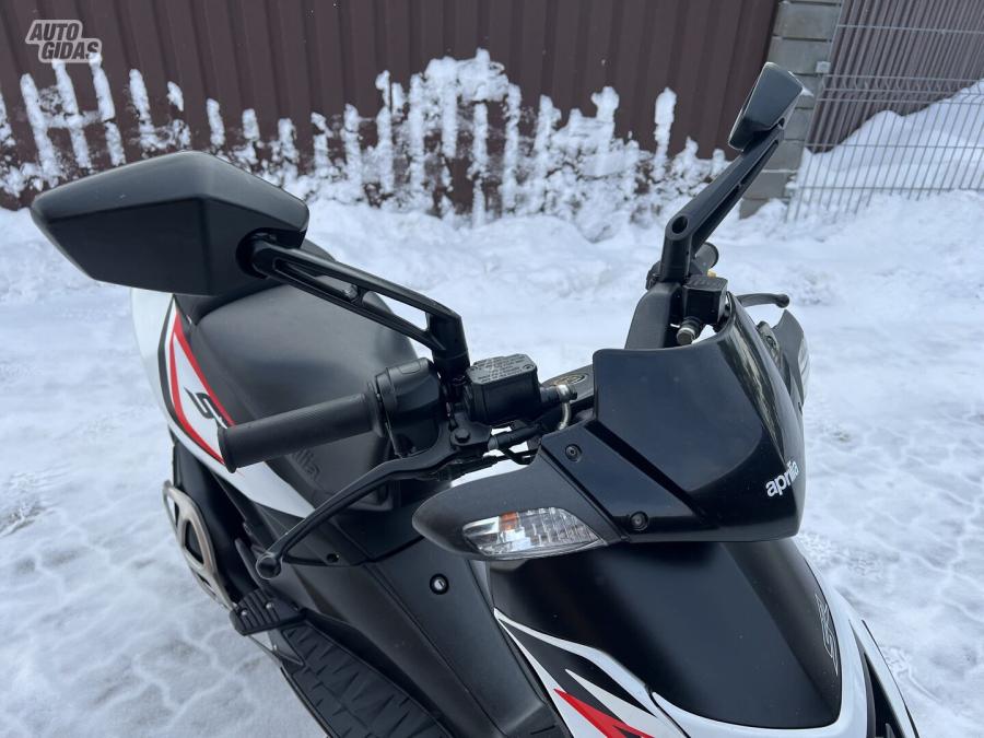 Balts Aprilia SR 2018 Prienai, ar dzinēja tilpumu 0.05 L un nobraukumu 12 tūkst. km par 1950 €, foto 13 vietnē AUTOMOTO.COM.LV