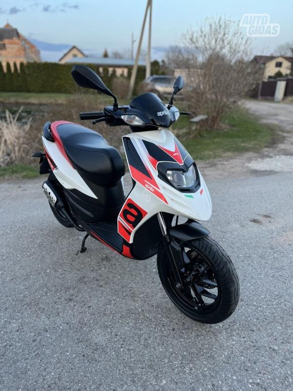 White Aprilia SR 2018 in Prienai, with an engine capacity of 0.05 L and mileage of 6 thousand km for 1650 €, photo 1 on AUTOMOTO.COM.LV