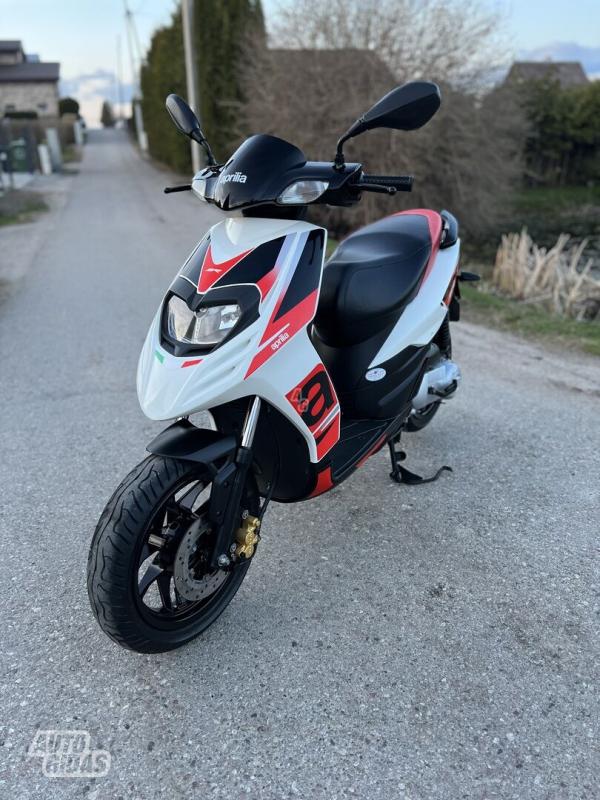 White Aprilia SR 2018 in Prienai, with an engine capacity of 0.05 L and mileage of 6 thousand km for 1650 €, photo 2 on AUTOMOTO.COM.LV