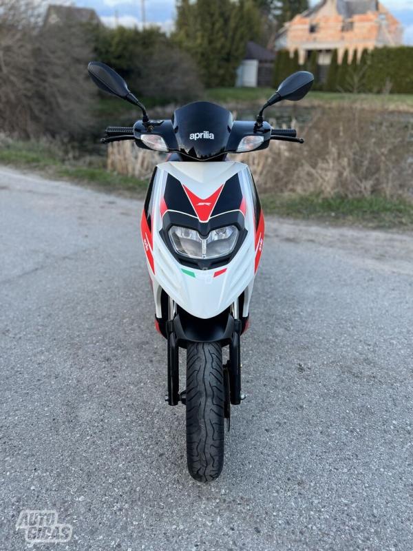 White Aprilia SR 2018 in Prienai, with an engine capacity of 0.05 L and mileage of 6 thousand km for 1650 €, photo 3 on AUTOMOTO.COM.LV