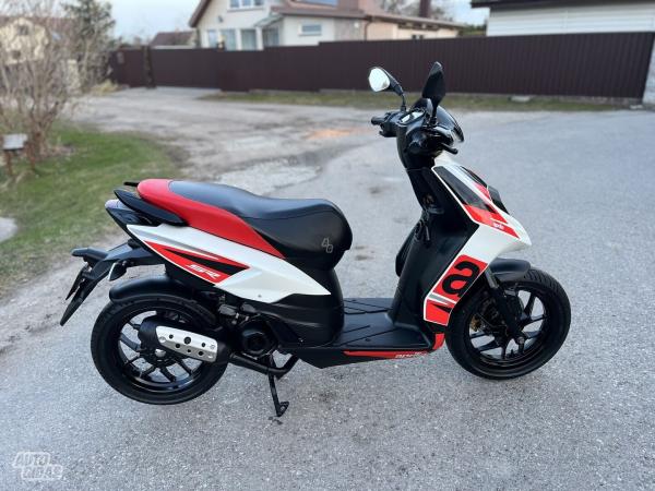 White Aprilia SR 2018 in Prienai, with an engine capacity of 0.05 L and mileage of 6 thousand km for 1650 €, photo 4 on AUTOMOTO.COM.LV