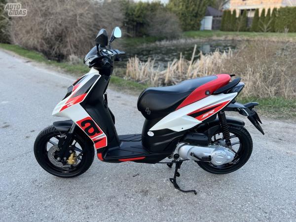 White Aprilia SR 2018 in Prienai, with an engine capacity of 0.05 L and mileage of 6 thousand km for 1650 €, photo 5 on AUTOMOTO.COM.LV