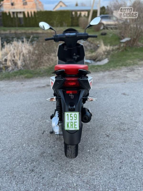 White Aprilia SR 2018 in Prienai, with an engine capacity of 0.05 L and mileage of 6 thousand km for 1650 €, photo 8 on AUTOMOTO.COM.LV