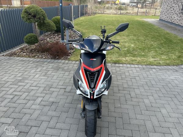 Balts Aprilia SR 2018 Viļņa, ar dzinēja tilpumu 0.05 L un nobraukumu 17 tūkst. km par 2000 €, foto 2 vietnē AUTOMOTO.COM.LV