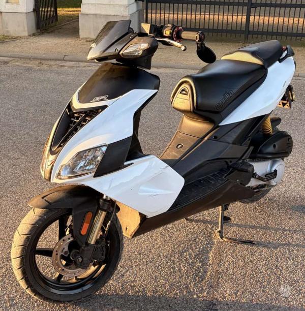 Белый Априлия SR 2019 в Вилкавишкис, объемом двигателя 50.00 л и пробегом 23 тыс. км за 1800 €, фото 1 на AUTOMOTO.COM.LV