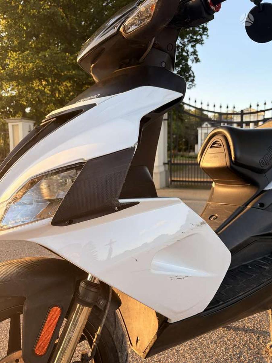 Белый Априлия SR 2019 в Вилкавишкис, объемом двигателя 50.00 л и пробегом 23 тыс. км за 1800 €, фото 3 на AUTOMOTO.COM.LV
