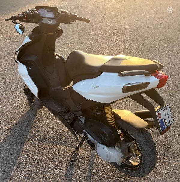 Белый Априлия SR 2019 в Вилкавишкис, объемом двигателя 50.00 л и пробегом 23 тыс. км за 1800 €, фото 6 на AUTOMOTO.COM.LV