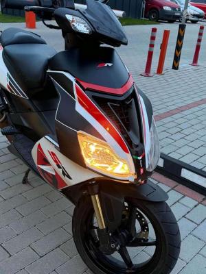 Balts Aprilia SR 2019 Klaipėda, ar dzinēja tilpumu 49.00 L un nobraukumu 9 tūkst. km par 1850 €, foto  vietnē AUTOMOTO.COM.LV