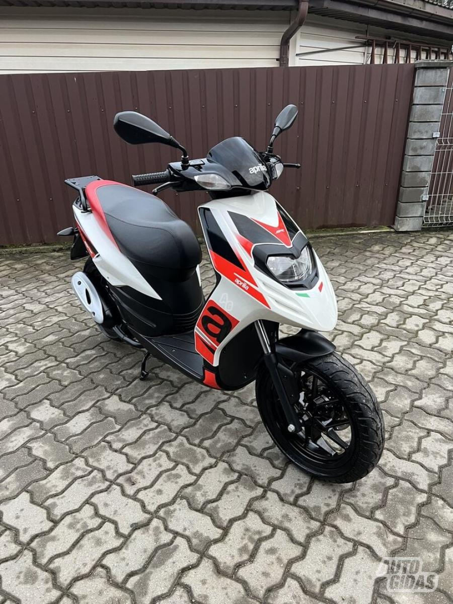 White Aprilia SR 2020 in Prienai, with an engine capacity of 0.05 L and mileage of 6 thousand km for 1750 €, photo 1 on AUTOMOTO.COM.LV