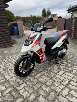 White Aprilia SR 2020 in Prienai, with an engine capacity of 0.05 L and mileage of 6 thousand km for 1750 €, photo 2 on AUTOMOTO.COM.LV
