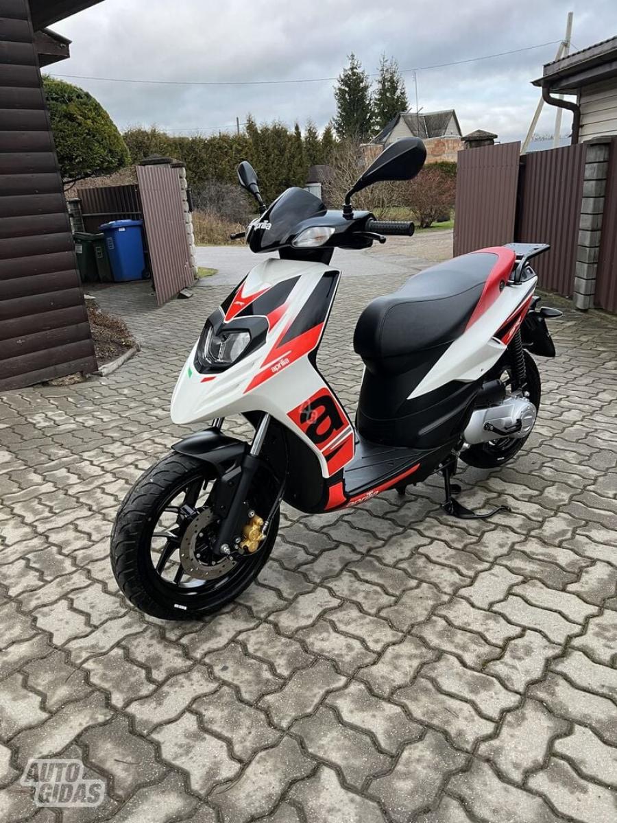 White Aprilia SR 2020 in Prienai, with an engine capacity of 0.05 L and mileage of 6 thousand km for 1750 €, photo 2 on AUTOMOTO.COM.LV
