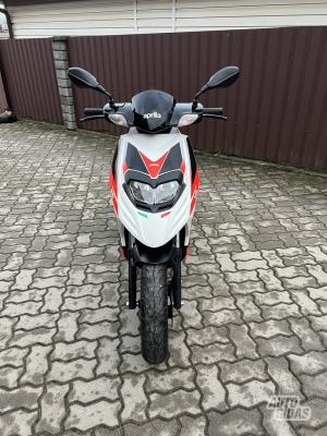 White Aprilia SR 2020 in Prienai, with an engine capacity of 0.05 L and mileage of 6 thousand km for 1750 €, photo 3 on AUTOMOTO.COM.LV