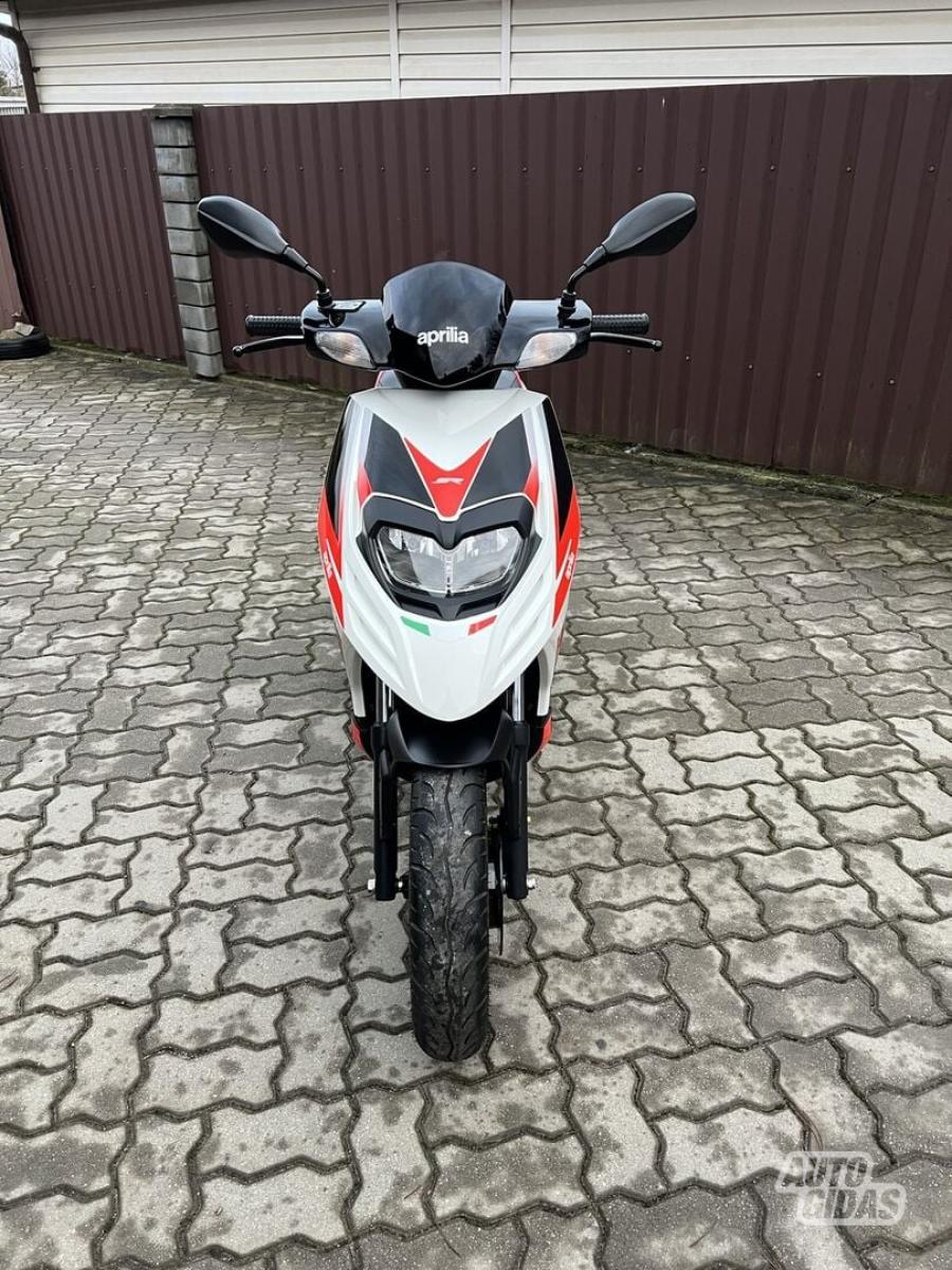 White Aprilia SR 2020 in Prienai, with an engine capacity of 0.05 L and mileage of 6 thousand km for 1750 €, photo 3 on AUTOMOTO.COM.LV