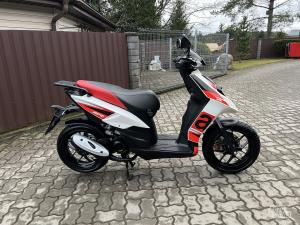 White Aprilia SR 2020 in Prienai, with an engine capacity of 0.05 L and mileage of 6 thousand km for 1750 €, photo 4 on AUTOMOTO.COM.LV
