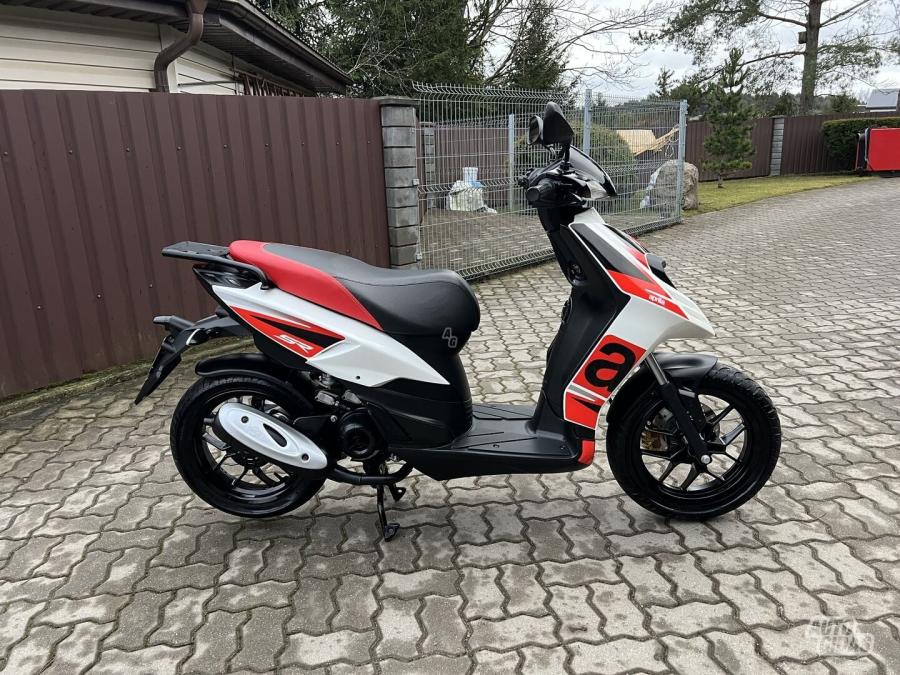 White Aprilia SR 2020 in Prienai, with an engine capacity of 0.05 L and mileage of 6 thousand km for 1750 €, photo 4 on AUTOMOTO.COM.LV