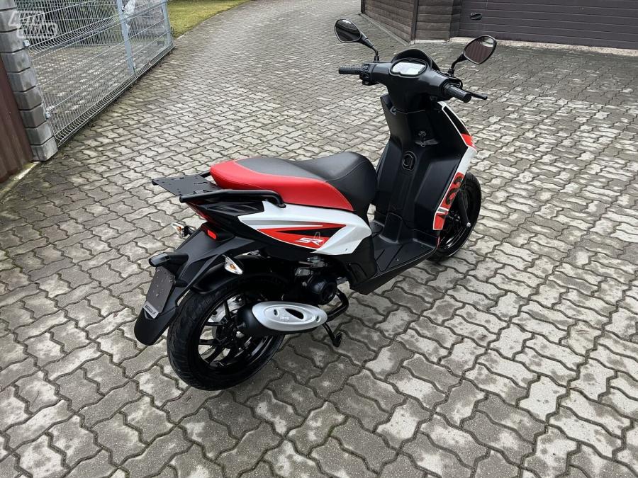 White Aprilia SR 2020 in Prienai, with an engine capacity of 0.05 L and mileage of 6 thousand km for 1750 €, photo 5 on AUTOMOTO.COM.LV