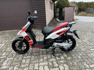 White Aprilia SR 2020 in Prienai, with an engine capacity of 0.05 L and mileage of 6 thousand km for 1750 €, photo 8 on AUTOMOTO.COM.LV