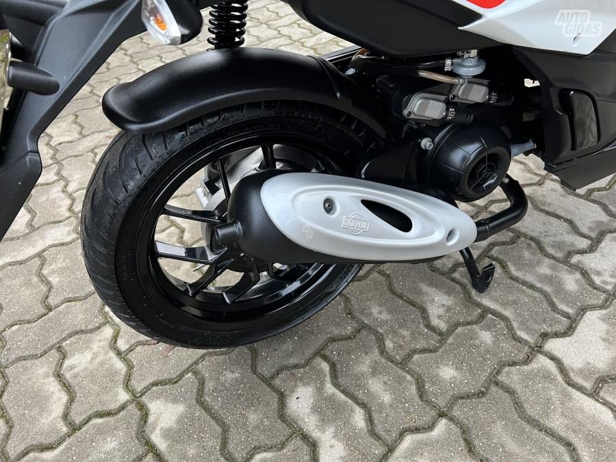 White Aprilia SR 2020 in Prienai, with an engine capacity of 0.05 L and mileage of 6 thousand km for 1750 €, photo 12 on AUTOMOTO.COM.LV
