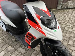 White Aprilia SR 2020 in Prienai, with an engine capacity of 0.05 L and mileage of 6 thousand km for 1750 €, photo 13 on AUTOMOTO.COM.LV