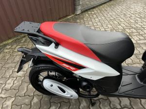 White Aprilia SR 2020 in Prienai, with an engine capacity of 0.05 L and mileage of 6 thousand km for 1750 €, photo 15 on AUTOMOTO.COM.LV