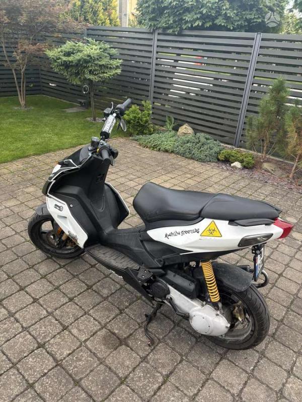 White Aprilia SR 2020 in Klaipeda, with an engine capacity of 0.00 L and mileage of 20 thousand km for 1700 €, photo 3 on AUTOMOTO.COM.LV