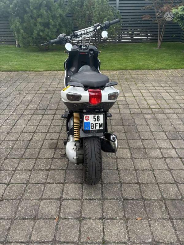 White Aprilia SR 2020 in Klaipeda, with an engine capacity of 0.00 L and mileage of 20 thousand km for 1700 €, photo 4 on AUTOMOTO.COM.LV