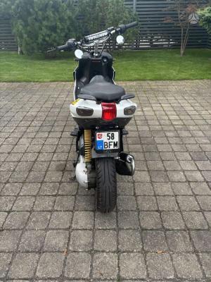 White Aprilia SR 2020 in Klaipeda, with an engine capacity of 0.00 L and mileage of 20 thousand km for 1700 €, photo 4 on AUTOMOTO.COM.LV