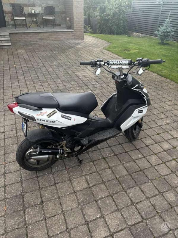 White Aprilia SR 2020 in Klaipeda, with an engine capacity of 0.00 L and mileage of 20 thousand km for 1700 €, photo 6 on AUTOMOTO.COM.LV