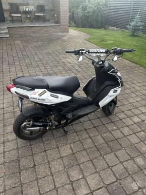 White Aprilia SR 2020 in Klaipeda, with an engine capacity of 0.00 L and mileage of 20 thousand km for 1700 €, photo 6 on AUTOMOTO.COM.LV