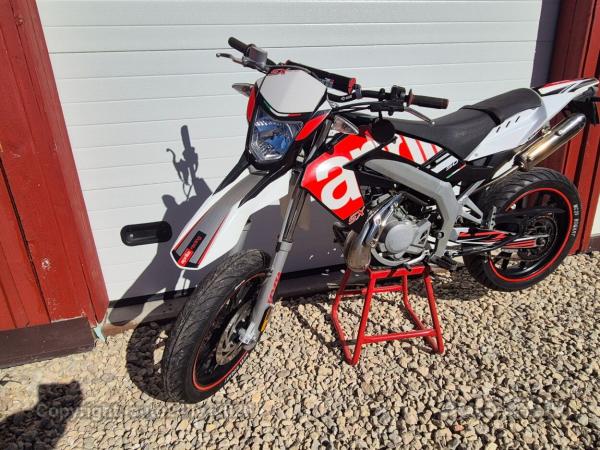 Aprilia SX 50 2015 in Viljandi, with an engine capacity of 50.00 L and mileage of 16 thousand km for 2150 €, photo 3 on AUTOMOTO.COM.LV