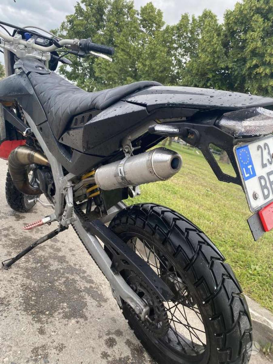 Black Aprilia SX 2009 in Kaunas, with an engine capacity of 23.11 L and mileage of 23 thousand km for 1500 €, photo 8 on AUTOMOTO.COM.LV